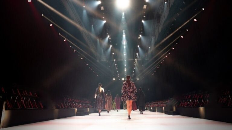 Catwalk là gì? Những quy tắc dự sàn diễn thời trang